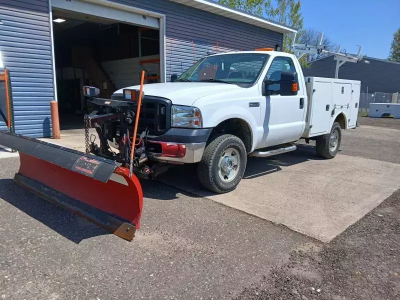 2006 FORD F350 PLOW TRUCK W/SERVICE BODY/Snow Plow in Moorhead, MN ...