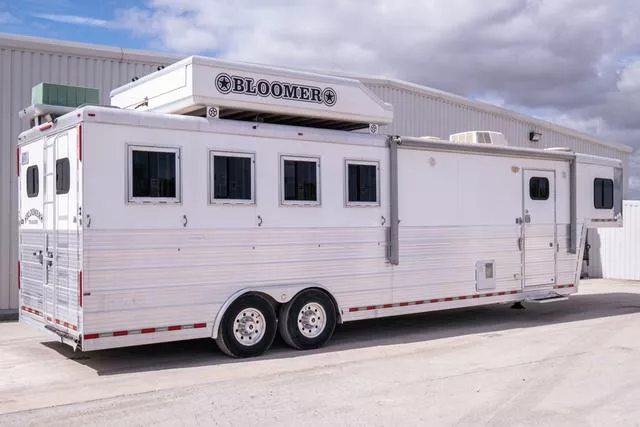 2008 Bloomer Trailers 4 Horse 11'SW Living Quarters Trailer in Seguin, TX | Trailer Trader