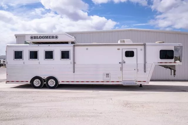 2008 Bloomer Trailers 4 Horse 11'SW Living Quarters Trailer in Seguin, TX | Trailer Trader