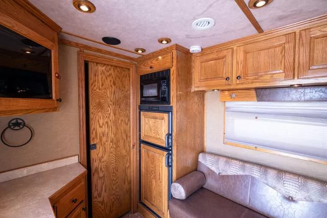 2008 Bloomer Trailers 4 Horse 11'SW Living Quarters Trailer in Seguin, TX | Trailer Trader