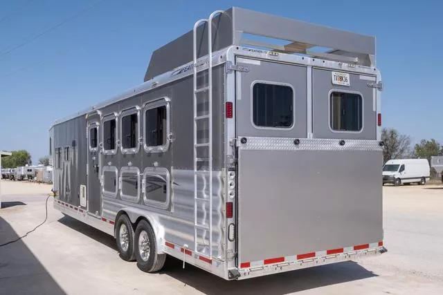 2019 Featherlite Trailers 4 Horse 11' SW Living Quarters Trailer in ...