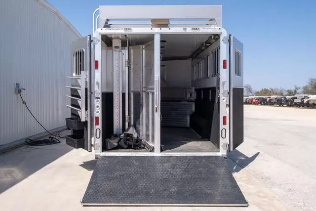 2019 Featherlite Trailers 4 Horse 11' SW Living Quarters Trailer in ...