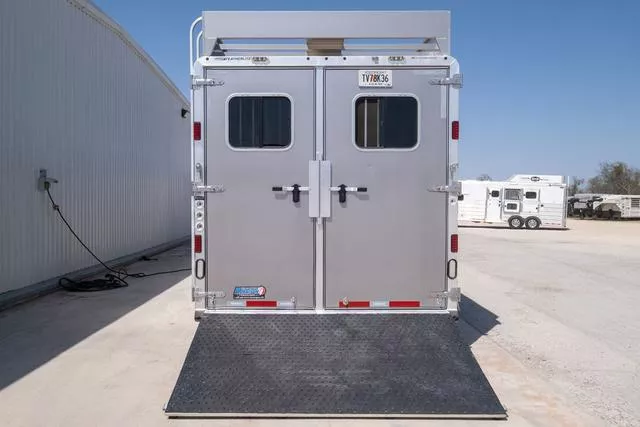 2019 Featherlite Trailers 4 Horse 11' SW Living Quarters Trailer in ...