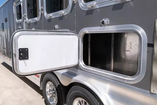 2019 Featherlite Trailers 4 Horse 11' SW Living Quarters Trailer in ...
