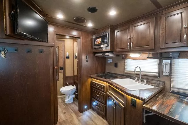 2019 Featherlite Trailers 4 Horse 11' SW Living Quarters Trailer in ...