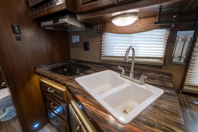 2019 Featherlite Trailers 4 Horse 11' SW Living Quarters Trailer in ...