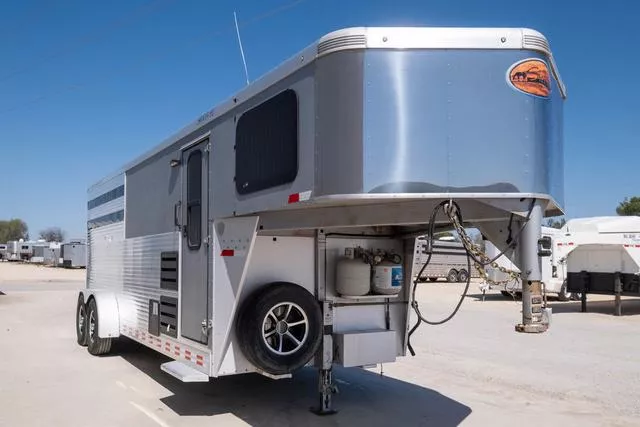 2016 Sundowner Trailers 3 Horse Santa Fe Living Quarters Trailer in ...