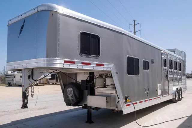 2019 Featherlite Trailers 4 Horse 11' SW Living Quarters Trailer in ...