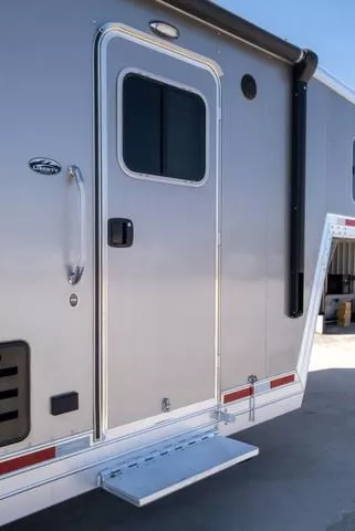 2019 Featherlite Trailers 4 Horse 11' SW Living Quarters Trailer in ...