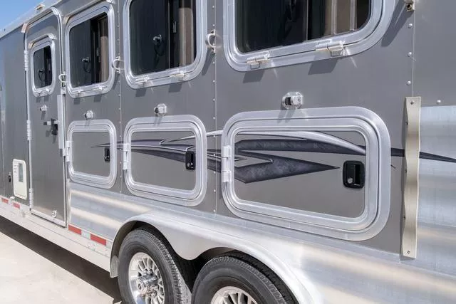 2019 Featherlite Trailers 4 Horse 11' SW Living Quarters Trailer in ...