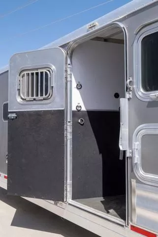 2019 Featherlite Trailers 4 Horse 11' SW Living Quarters Trailer in ...