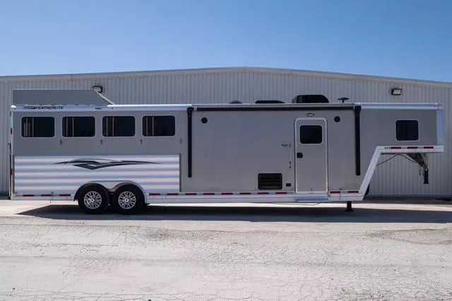 2019 Featherlite Trailers 4 Horse 11' SW Living Quarters Trailer in ...