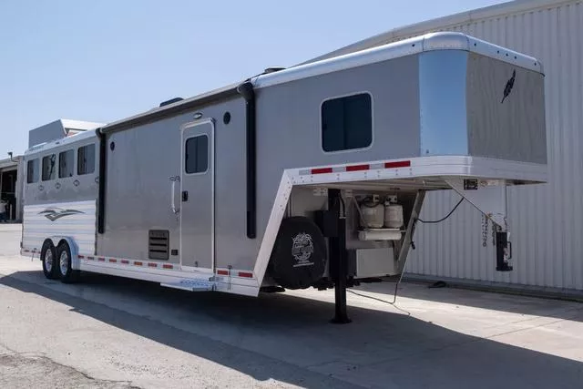 2019 Featherlite Trailers 4 Horse 11' SW Living Quarters Trailer in ...
