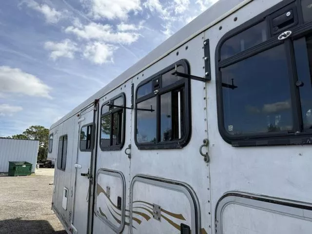 2003 Merhow Horse Trailers 4 Horse Gooseneck Trailer with Living ...