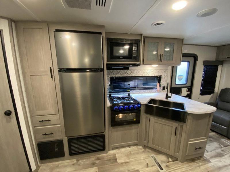 COLEMAN LANTERN 264RL TANDEM AXLE in Strathroy, ON | Trailer Trader